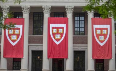 ¿Quiénes podrán estudiar gratis en Harvard con su nueva iniciativa ...